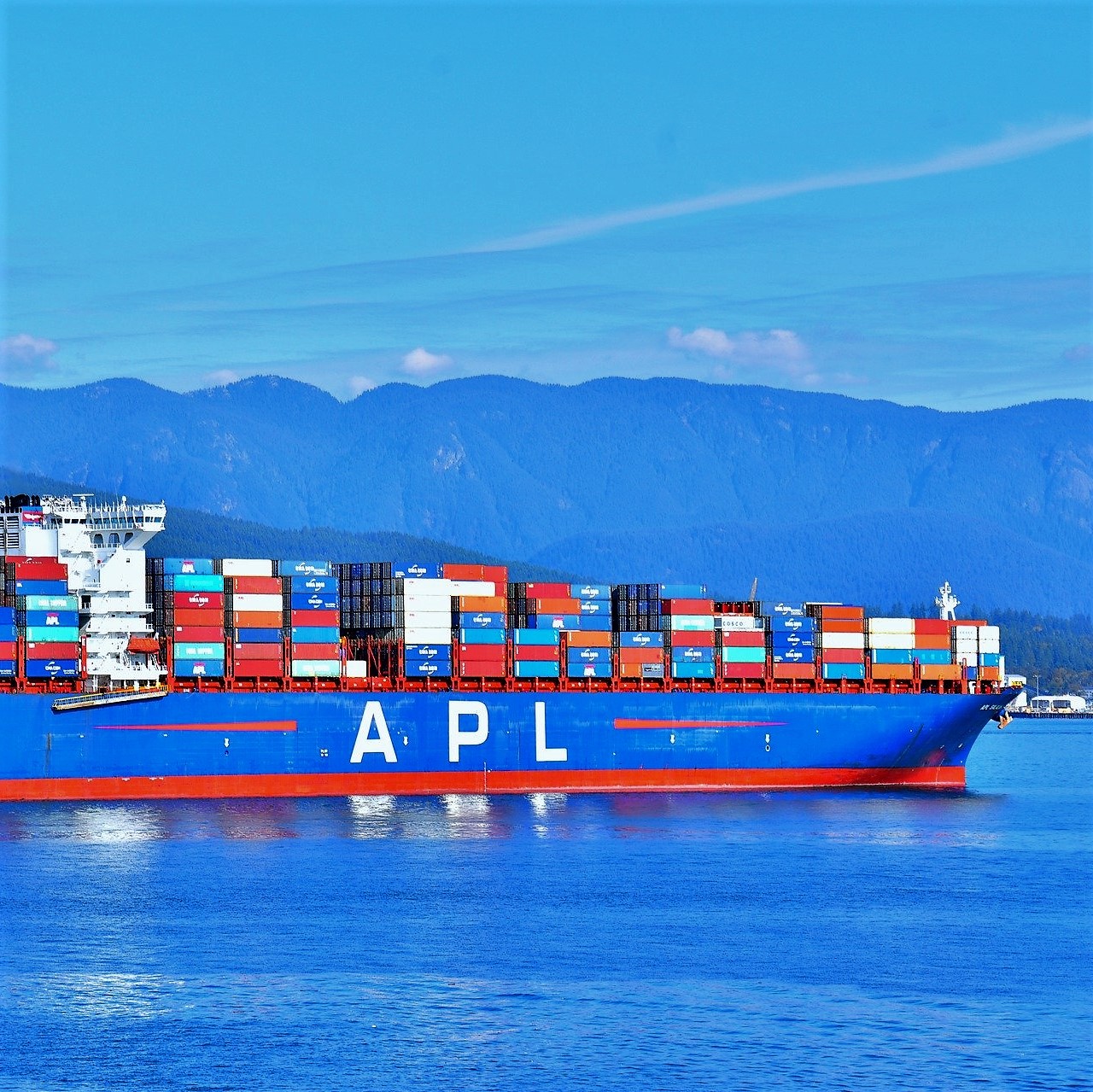 cargo-ships-4519830_1920.jpg